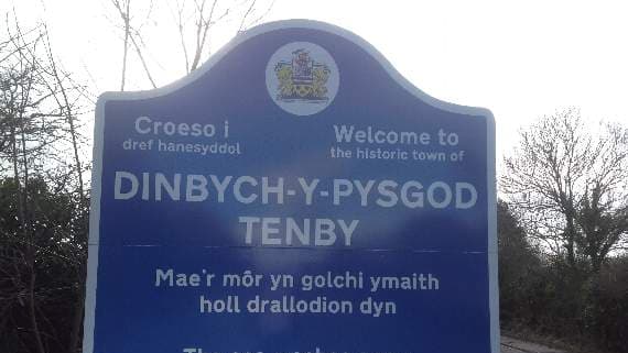 New 'welcome' sign encourages Tenby visitors to take to the sea | tenby ...