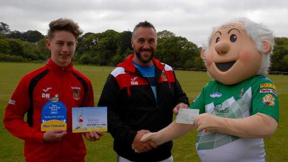 Charlie presents cheque to Tenby AFC U15s | tenby-today.co.uk