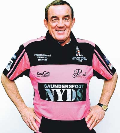 New commemorative plaque honours Welsh rugby legend Phil Bennett ...