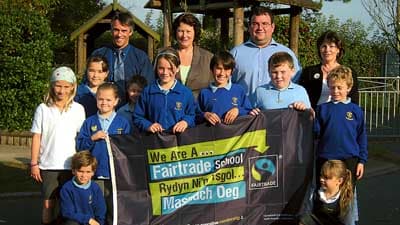 AM flies the Fairtrade Flag at Tavernspite School | tenby-today.co.uk