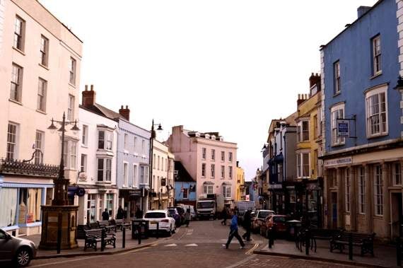 Thumbs up for Tenby bank's new signage | tenby-today.co.uk