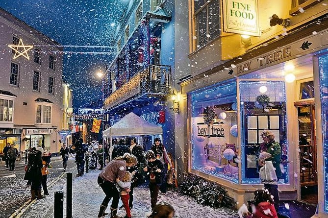 Tenby gets ready for festive lights switch-on | tenby-today.co.uk