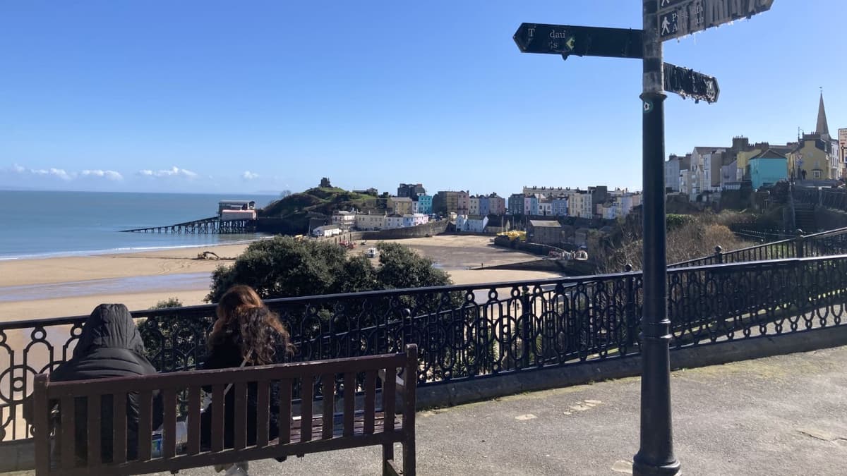 Calls to renovate Tenby’s tatty ‘fingerpost’ sign | tenby-today.co.uk
