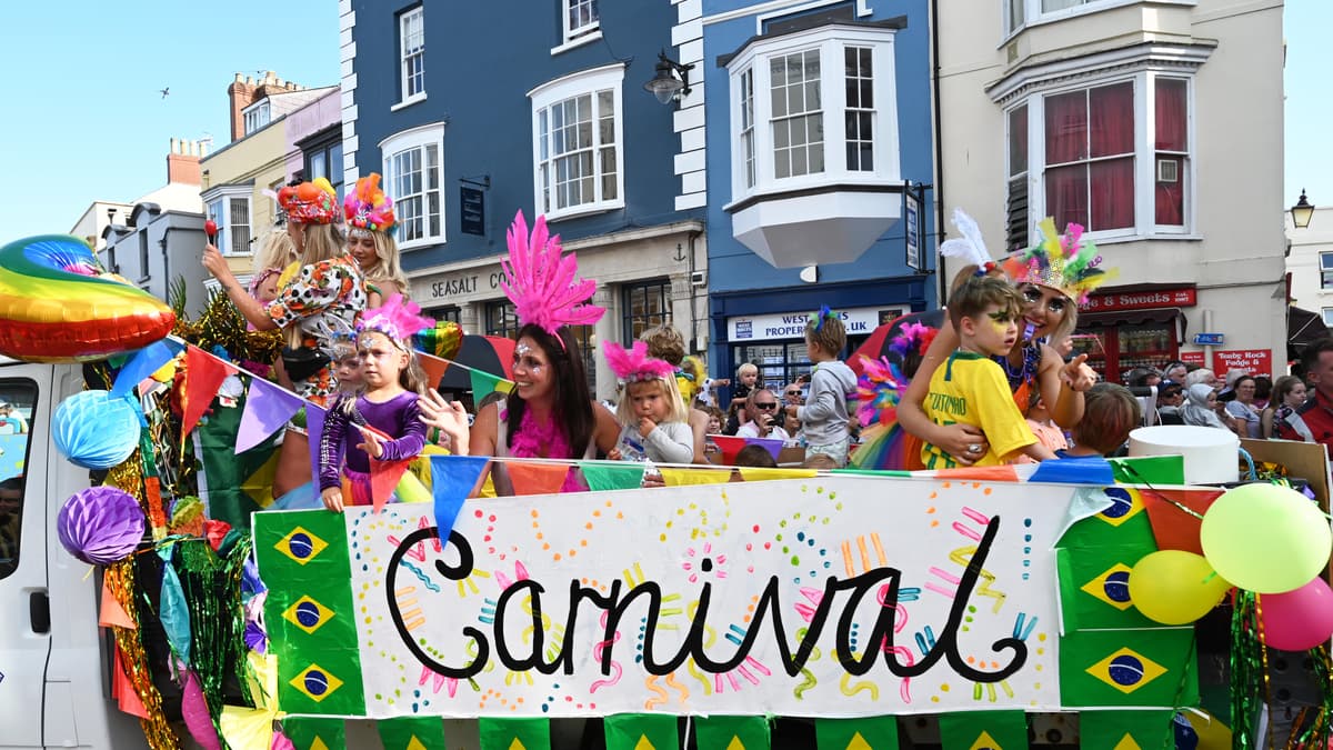 Tenby Carnival to burst back this summer! | tenby-today.co.uk