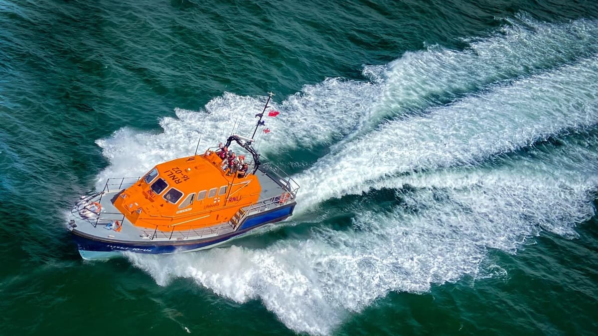 Tenby lifeboat crew assist in search for missing person | tenby-today.co.uk