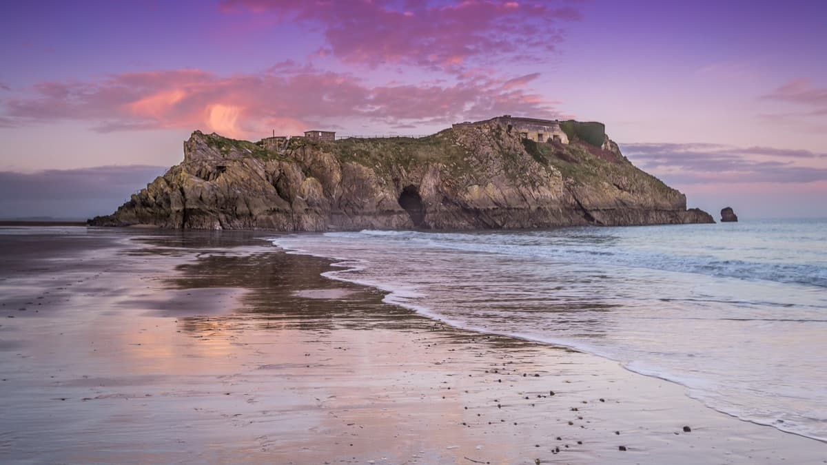 Tenby lifeboat crew save four swimmers taken out to sea | tenby-today.co.uk