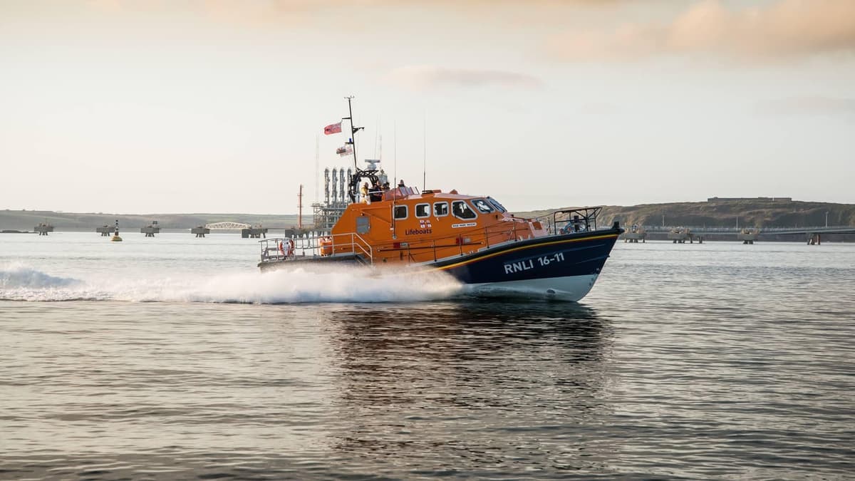 Busy period for Angle lifeboat crew | tenby-today.co.uk