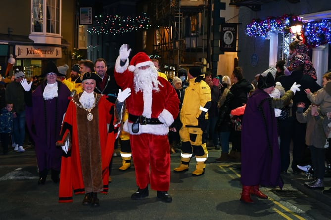 Santa sets date with seaside town for festive lights switch-on | tenby ...