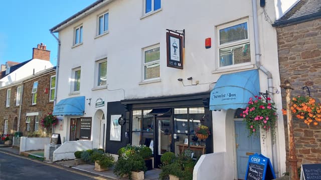 Popular seafront pub put on the market | tenby-today.co.uk
