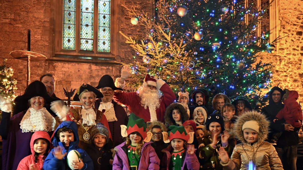 Tenby fire engine arrival for Father Christmas | tenby-today.co.uk