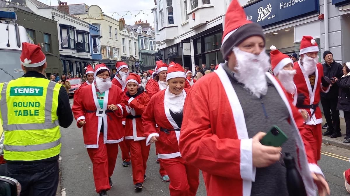 Hundreds of Santas hit the seaside for a lap around Tenby | tenby-today ...