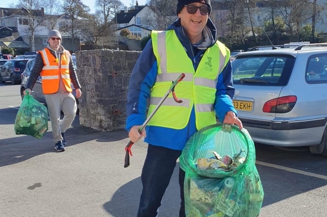 Successful seaside litter pick | tenby-today.co.uk