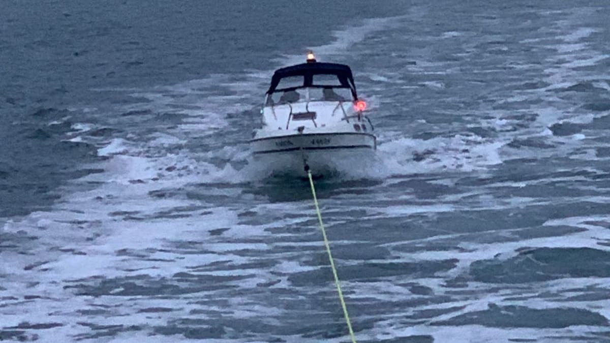 Tenby's lifeboat crew on hand to lend a helping hand | tenby-today.co.uk