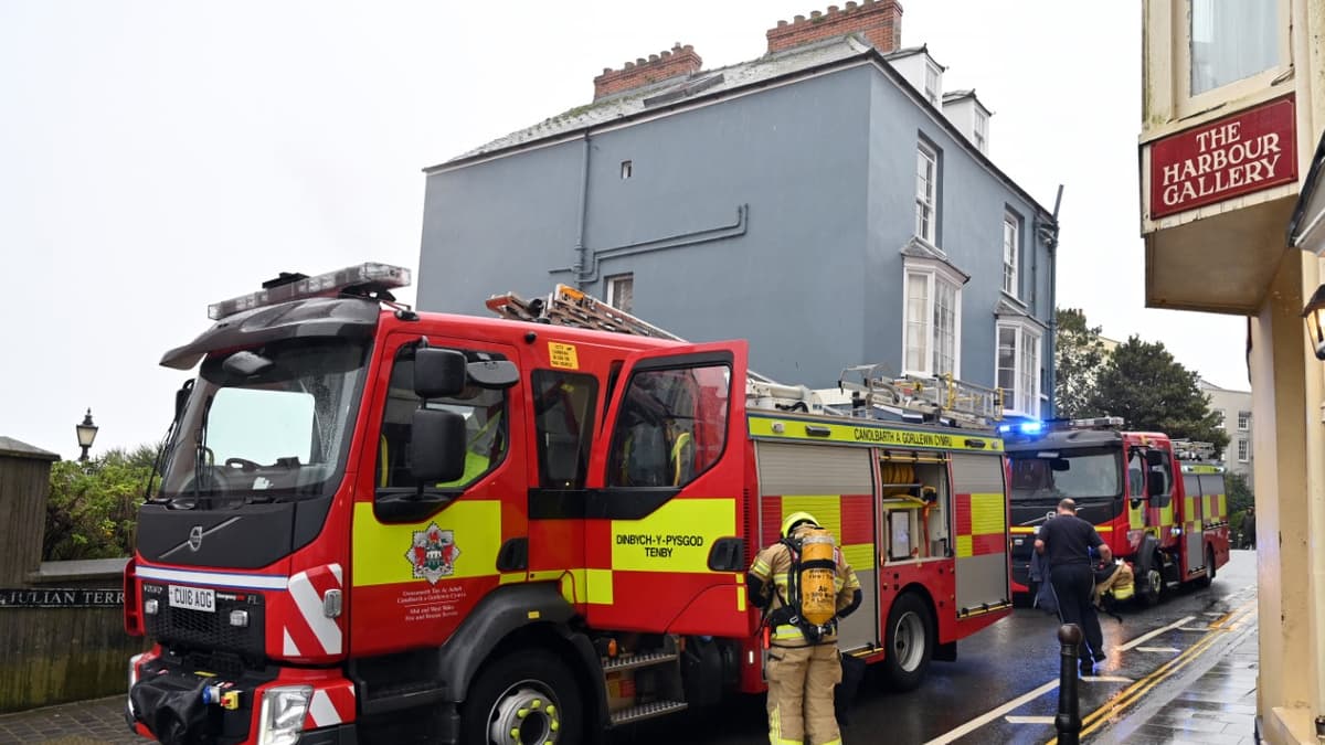 Crews tackle fire near to Tenby's iconic harbour | tenby-today.co.uk