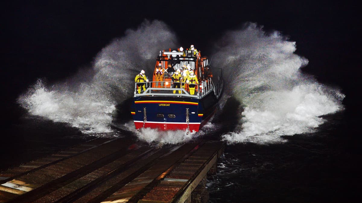 Tenby RNLI’s late night search for two people spotted on rocks | tenby ...