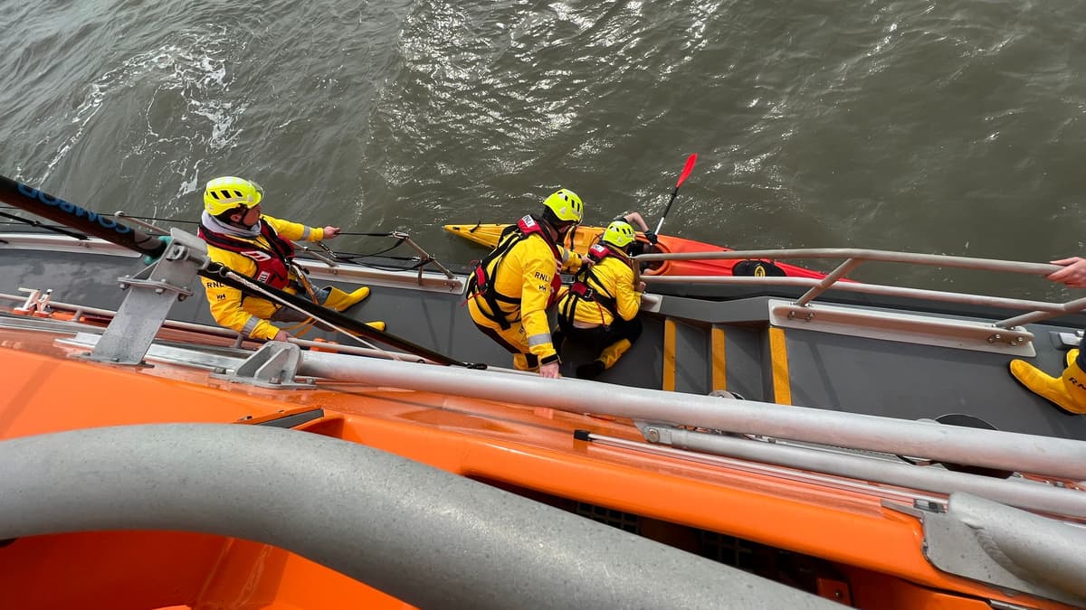 Kayaker struggling out to sea saved by Tenby RNLI | tenby-today.co.uk
