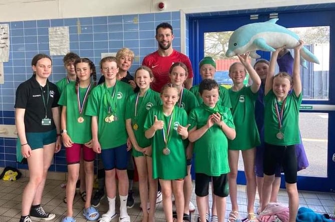 Tenby Dolphins celebrate huge medal haul! | tenby-today.co.uk