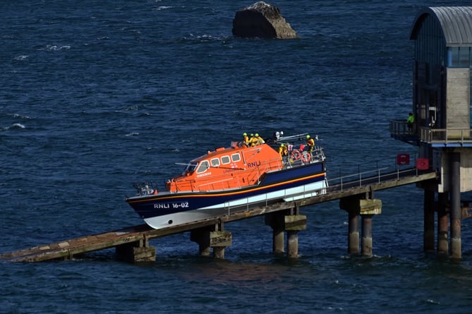 Tenby RNLI rescue two kayakers blown offshore | tenby-today.co.uk