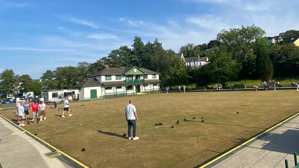 Saundersfoot bowlers give thanks to councillors | tenby-today.co.uk