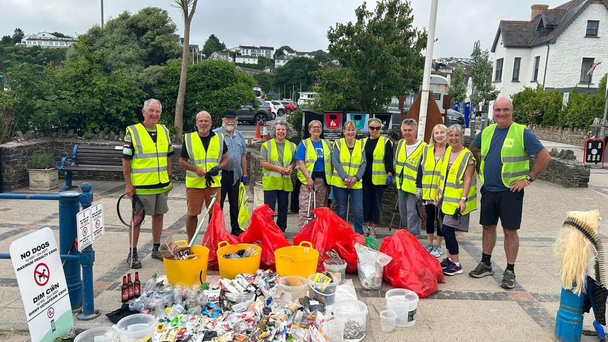 ‘Tireless’ community litter-picking volunteers praised | tenby-today.co.uk