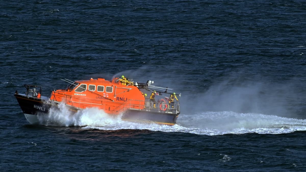 Tenby RNLI rescues man in 'gift shop' style dinghy | tenby-today.co.uk
