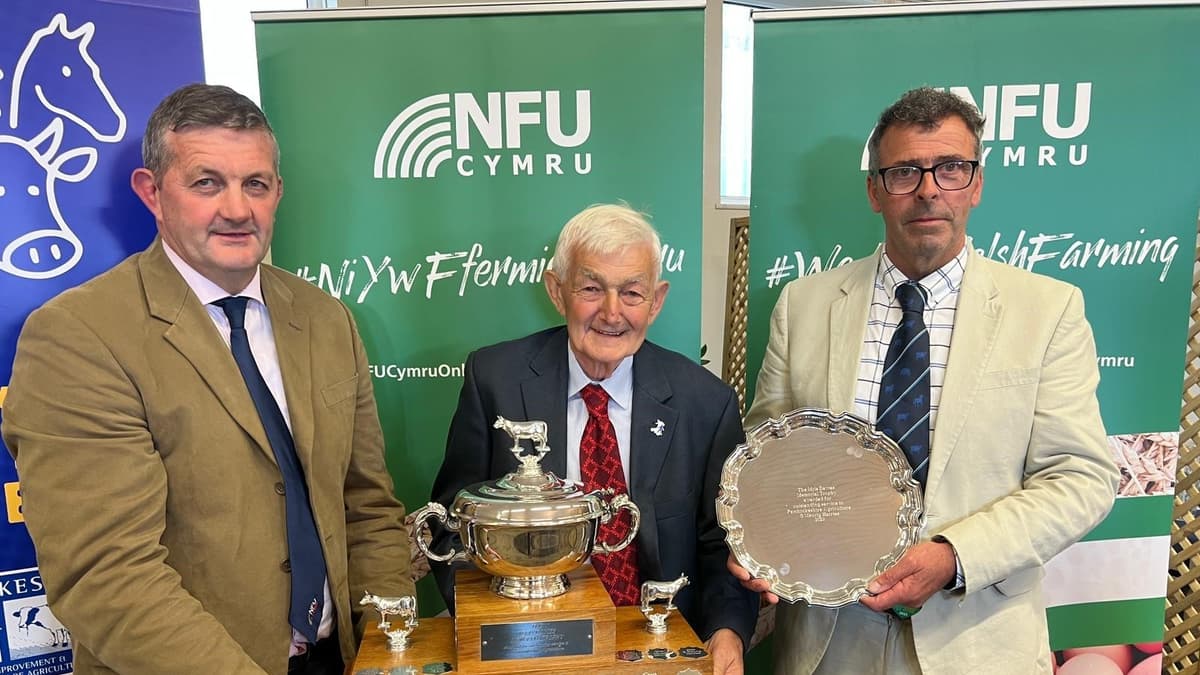 Pembrokeshire haulier and fundraiser Meurig Harries wins ‘Idris Davies ...