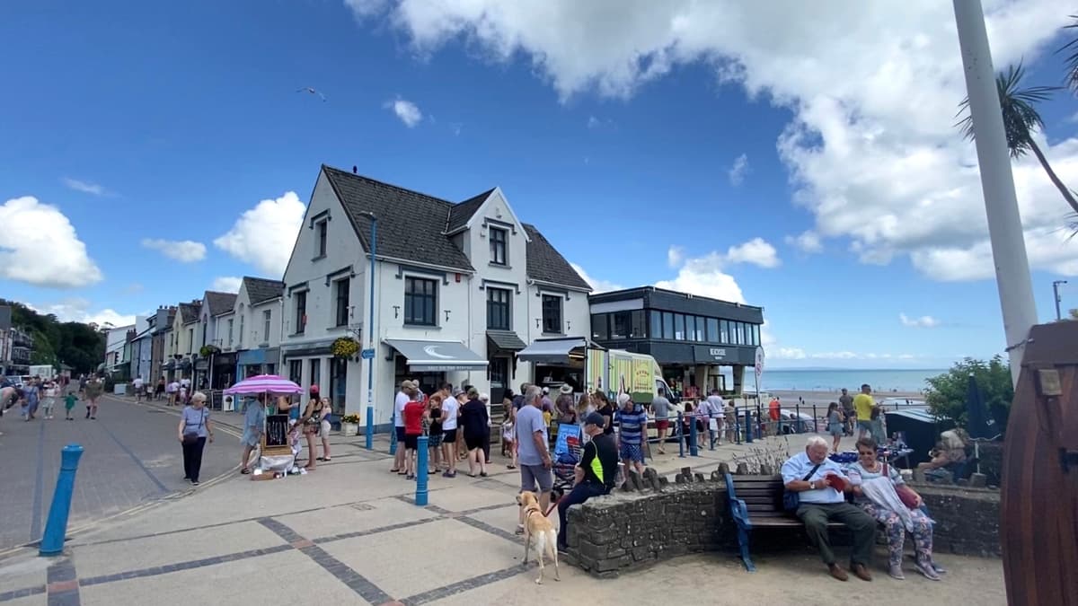 Seaside street trading obstructions flagged-up | tenby-today.co.uk