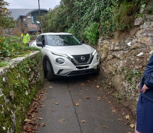 Sat Nav mishap as vehicle gets stuck on Tenby footpath! | tenby-today.co.uk