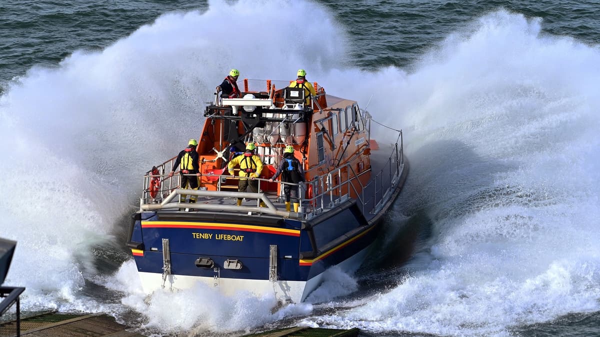 Tenby’s RNLI crew launch into action in rough seas | tenby-today.co.uk