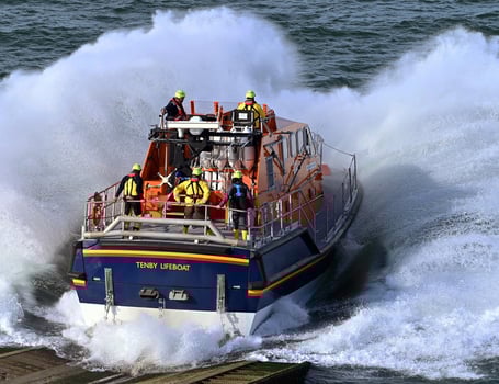 Tenby’s RNLI crew launch into action in rough seas | tenby-today.co.uk