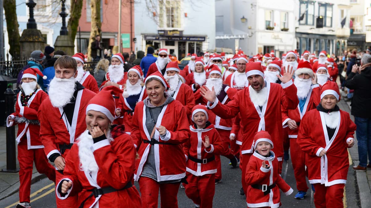 Seaside 'Santa Fun Run' returns to Tenby | tenby-today.co.uk