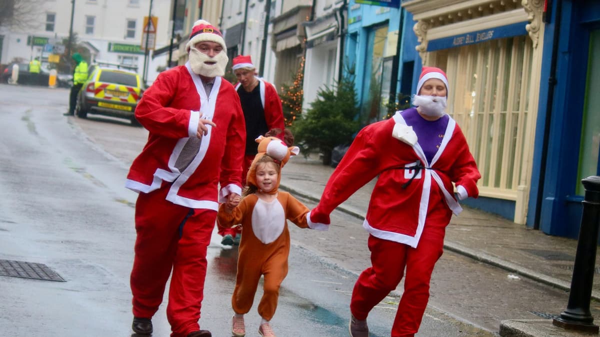 Santa Claus is coming to Narberth town for foodbank fundraiser | tenby ...