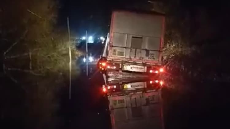 WATCH: articulated lorry gets stuck in ditch trying to get around Tenby ...