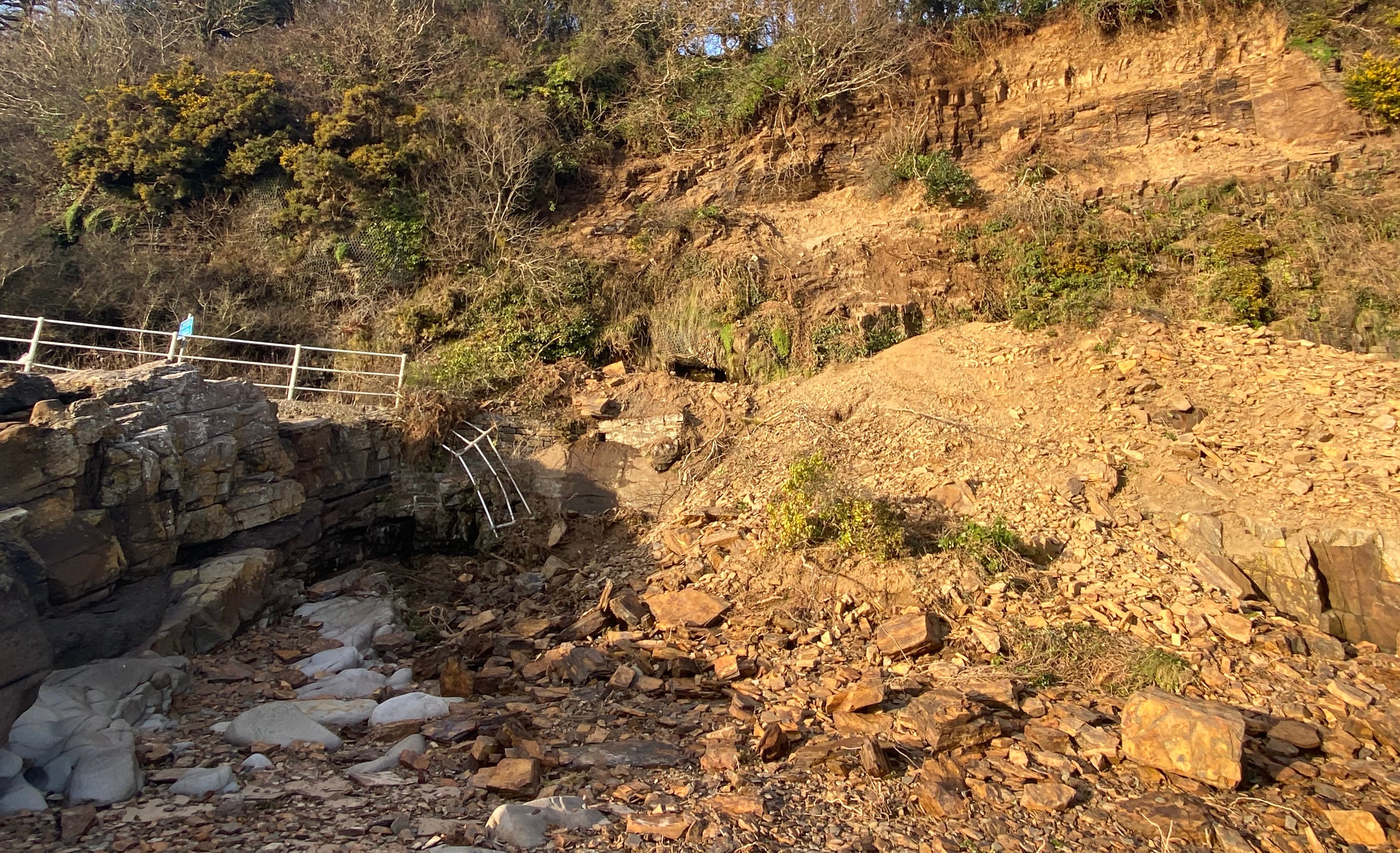 WATCH: the huge rock fall between Saundersfoot & Wiseman's Bridge that ...