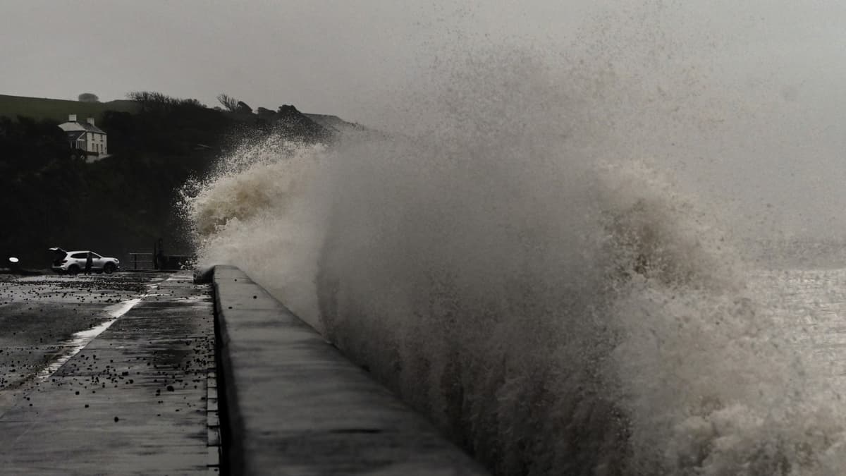 Weather warning issued for Friday as Storm Éowyn approaches | tenby ...