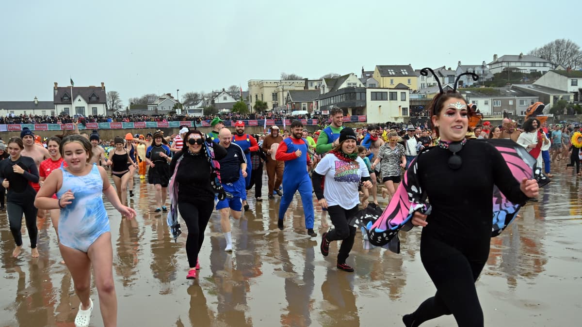 Saundersfoot’s ready for another spectacular New Year’s Day Swim ...