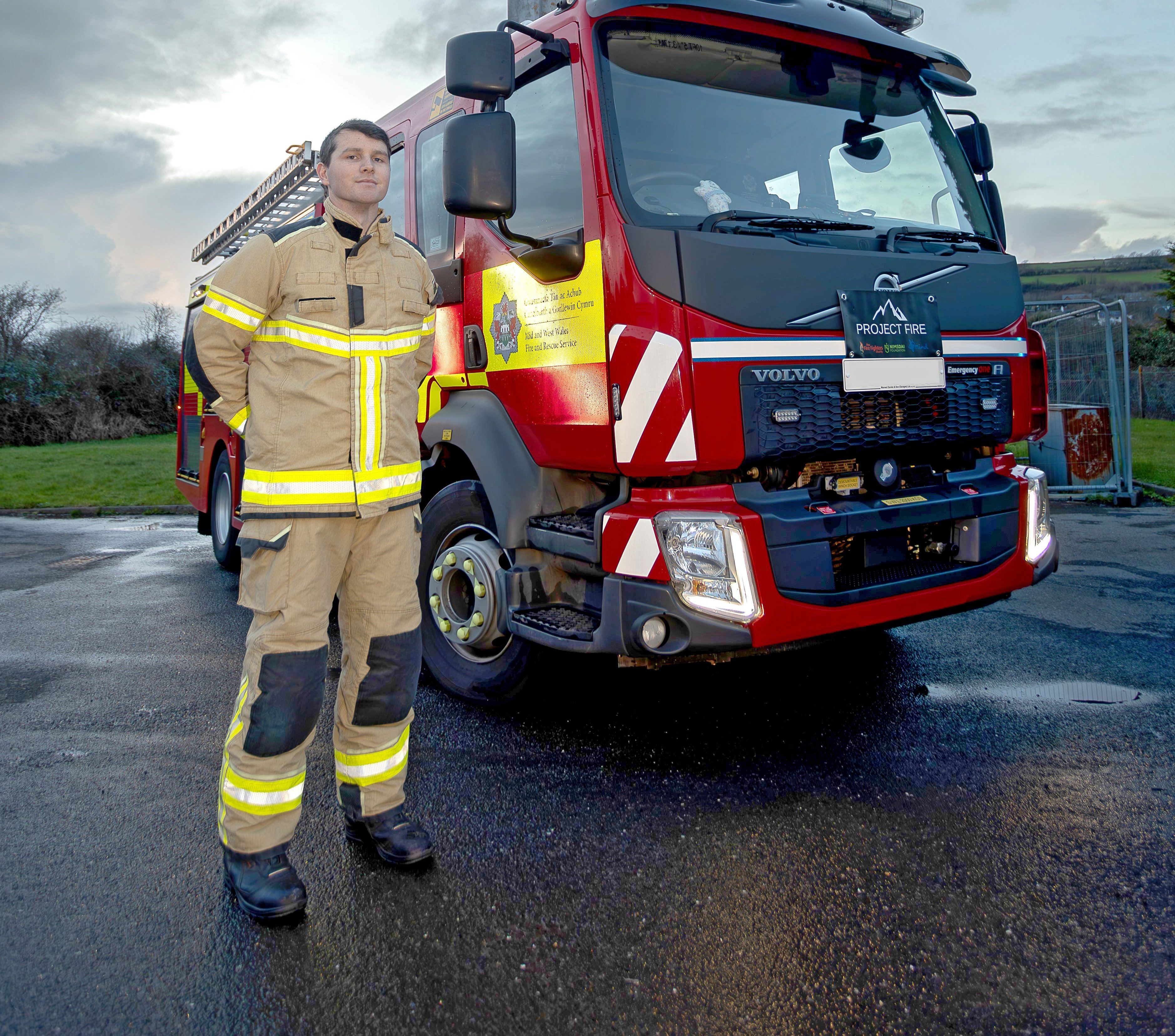 Welsh firefighter to climb Mount Everest in full firefighting kit ...