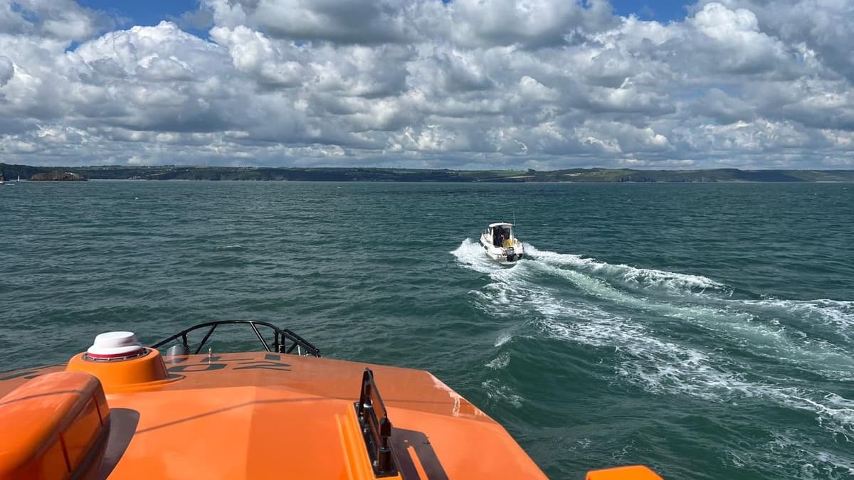 Tenby RNLI assists speedboat that hits rocks | tenby-today.co.uk