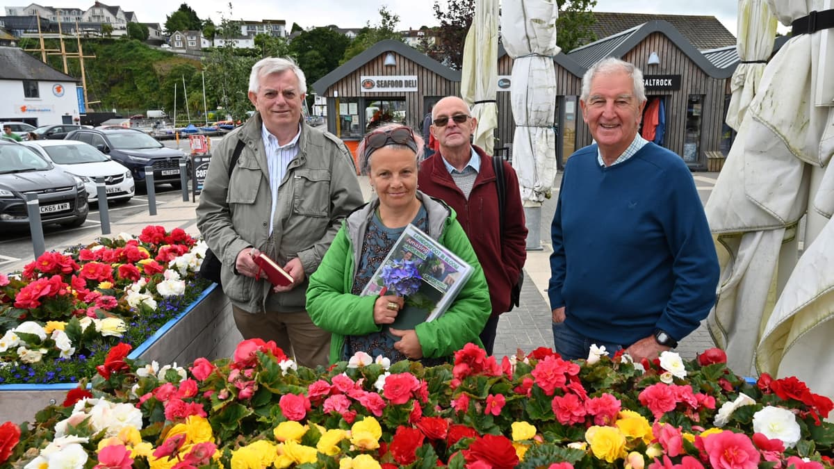 Saundersfoot welcomes 'Wales in Bloom' judges for a walkabout | tenby ...