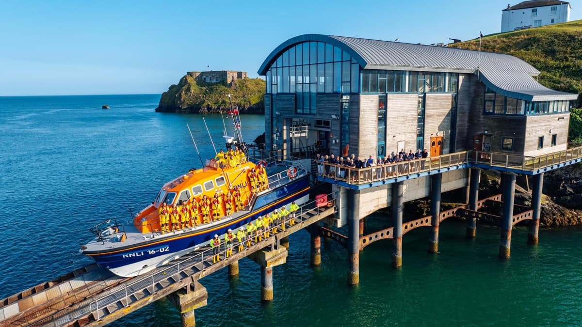 Tenby RNLI join ‘One Moment for One Crew’ to mark 200th anniversary ...