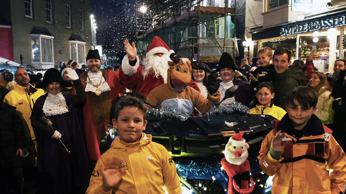 WATCH: Santa arrives in Tenby for the big Christmas lights switch-on ...