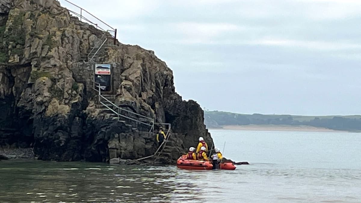 Tenby RNLI rescue boy cut-off on St Catherine’s Island | tenby-today.co.uk