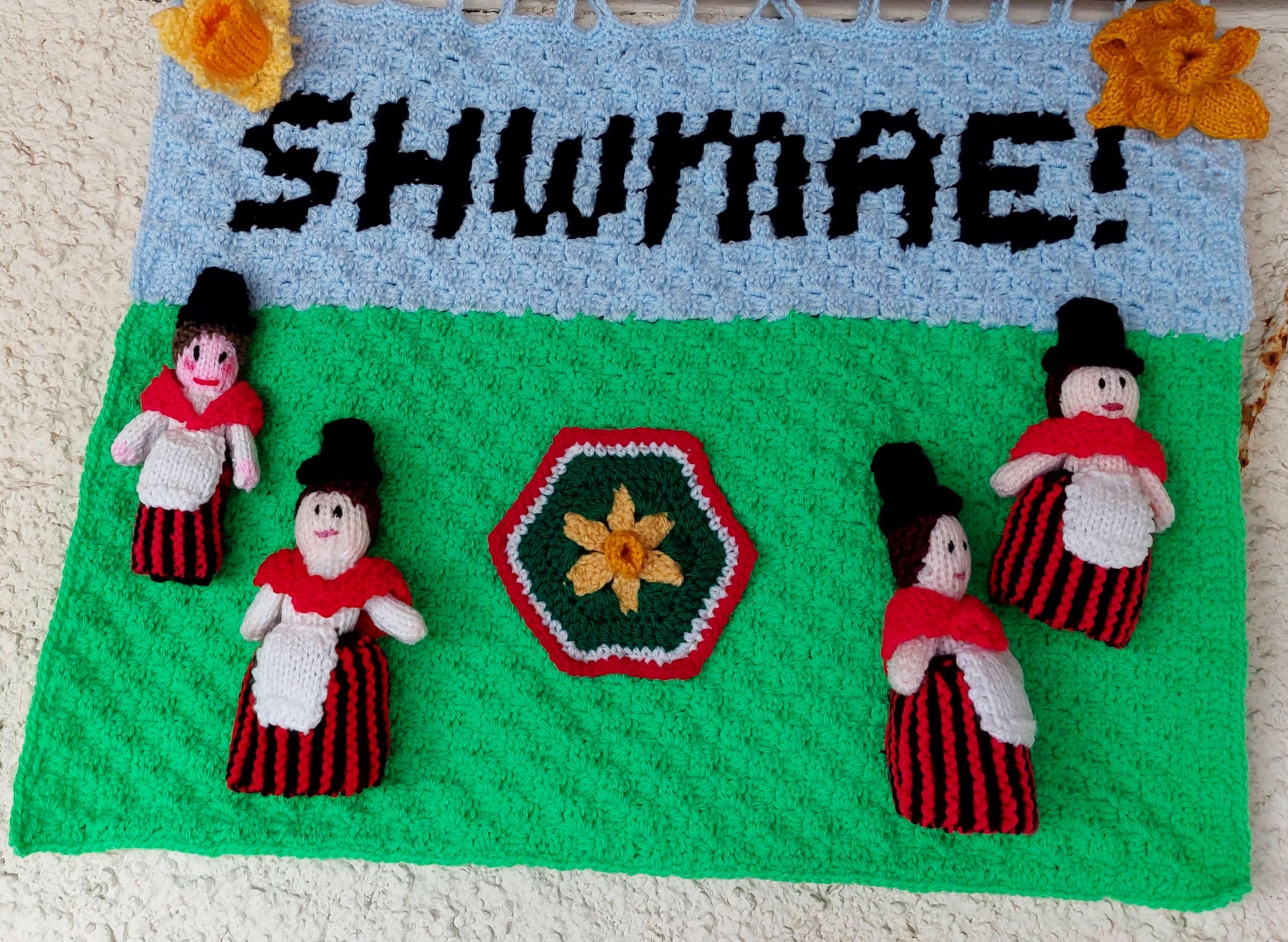 Penally Yarn Bombers celebrate St David’s Day | tenby-today.co.uk