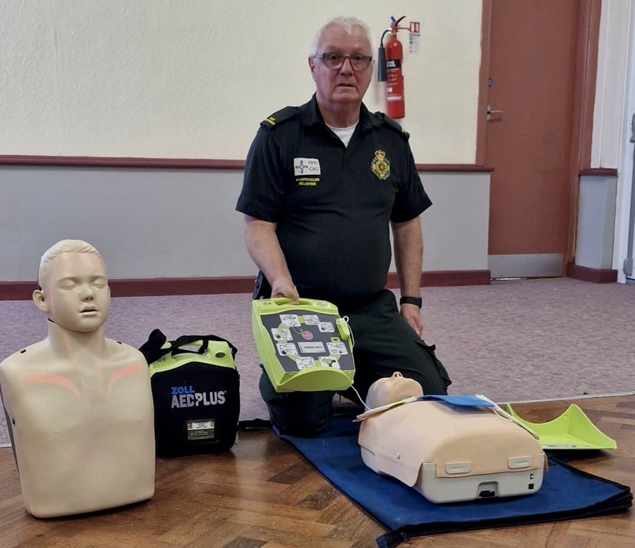Free defibrillator training sessions in Saundersfoot to save lives ...