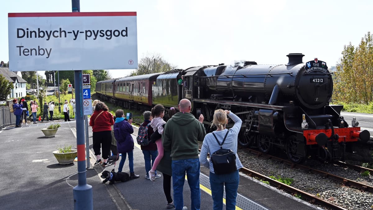 Legendary LMS Black Five 45212 locomotive delights steam enthusiasts ...