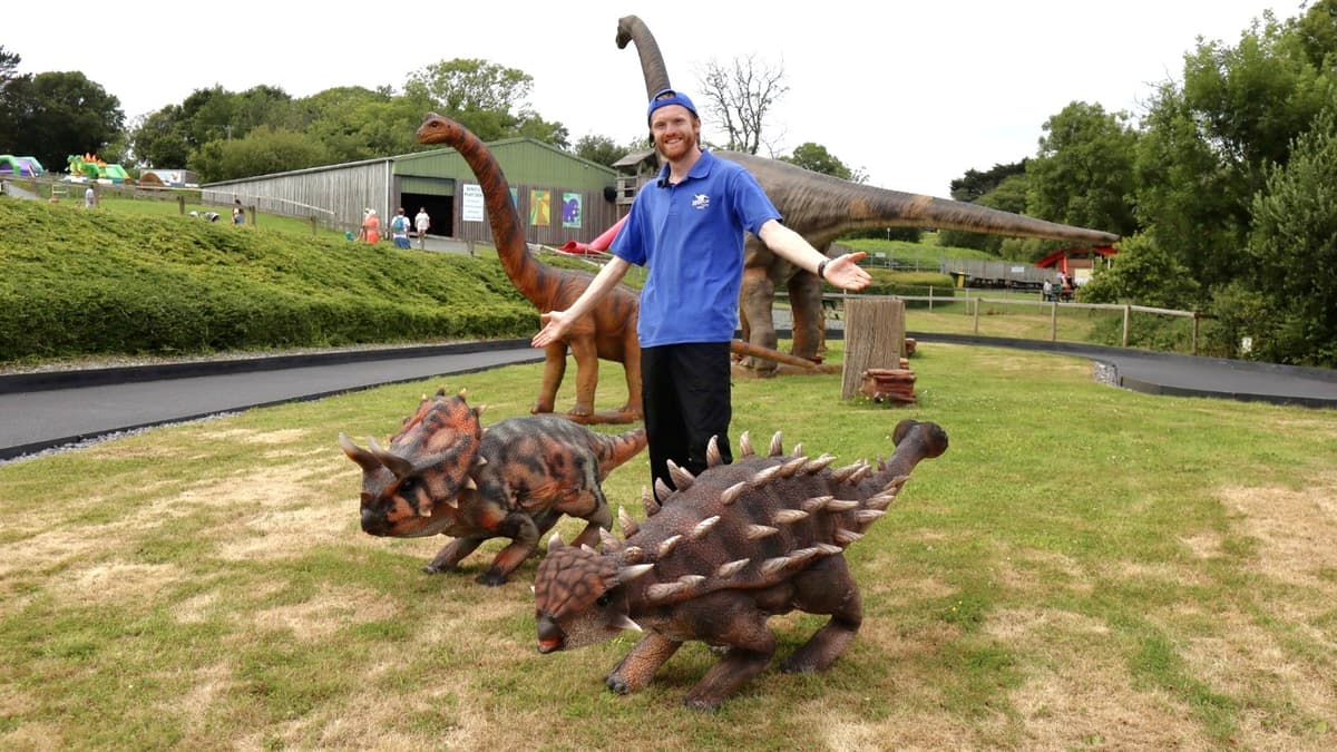 UK’s first ever 'dancing dinosaurs' delight visitors at The Dinosaur ...