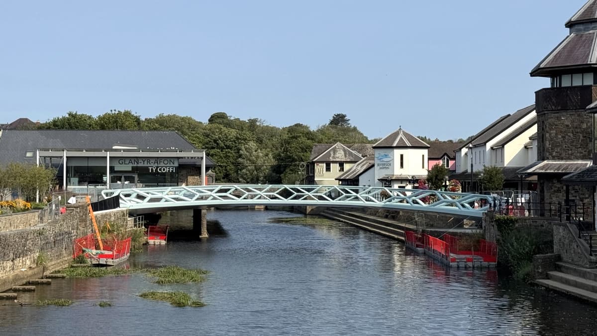WATCH: New bridge installed at Haverfordwest | tenby-today.co.uk