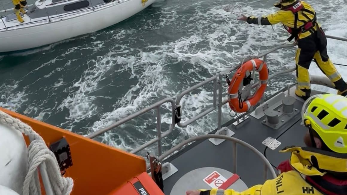 Tenby lifeboat crew rescues yachtsman in rough seas | tenby-today.co.uk