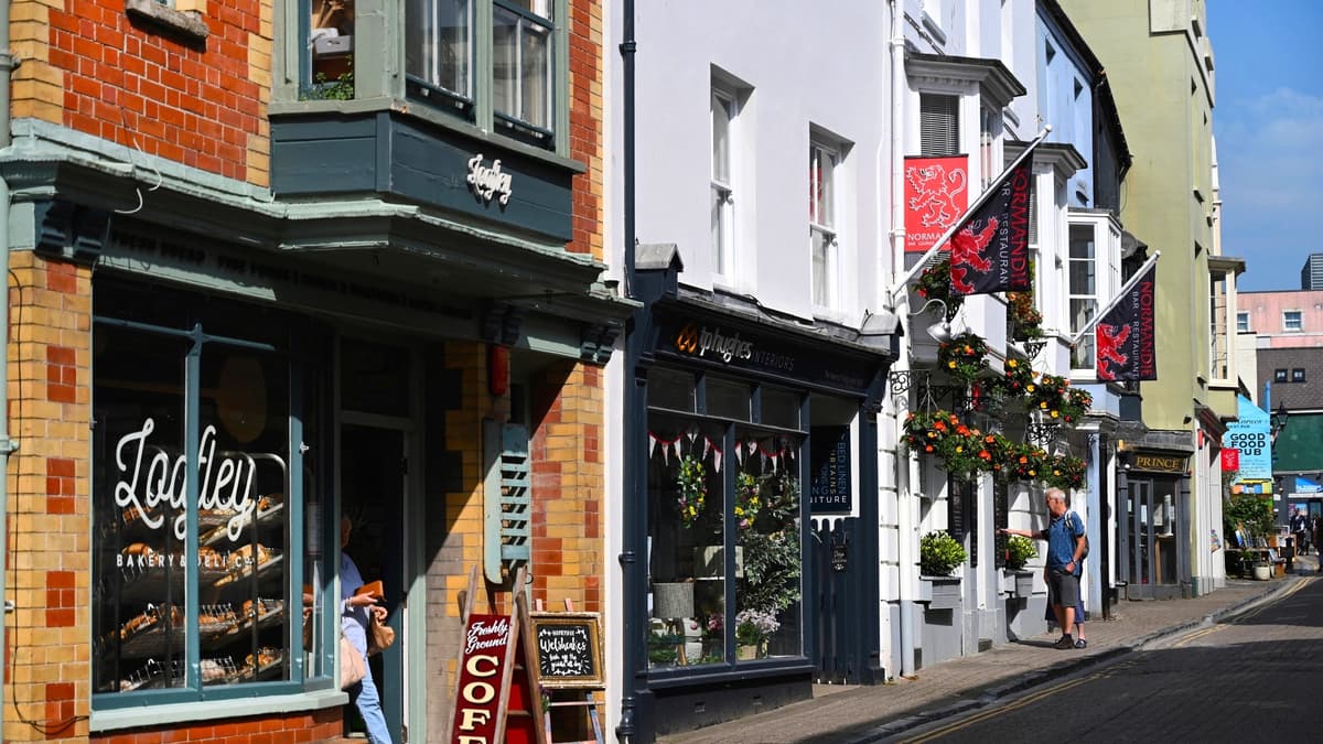 Senedd Member urges Welsh Government to halt business rate increases ...